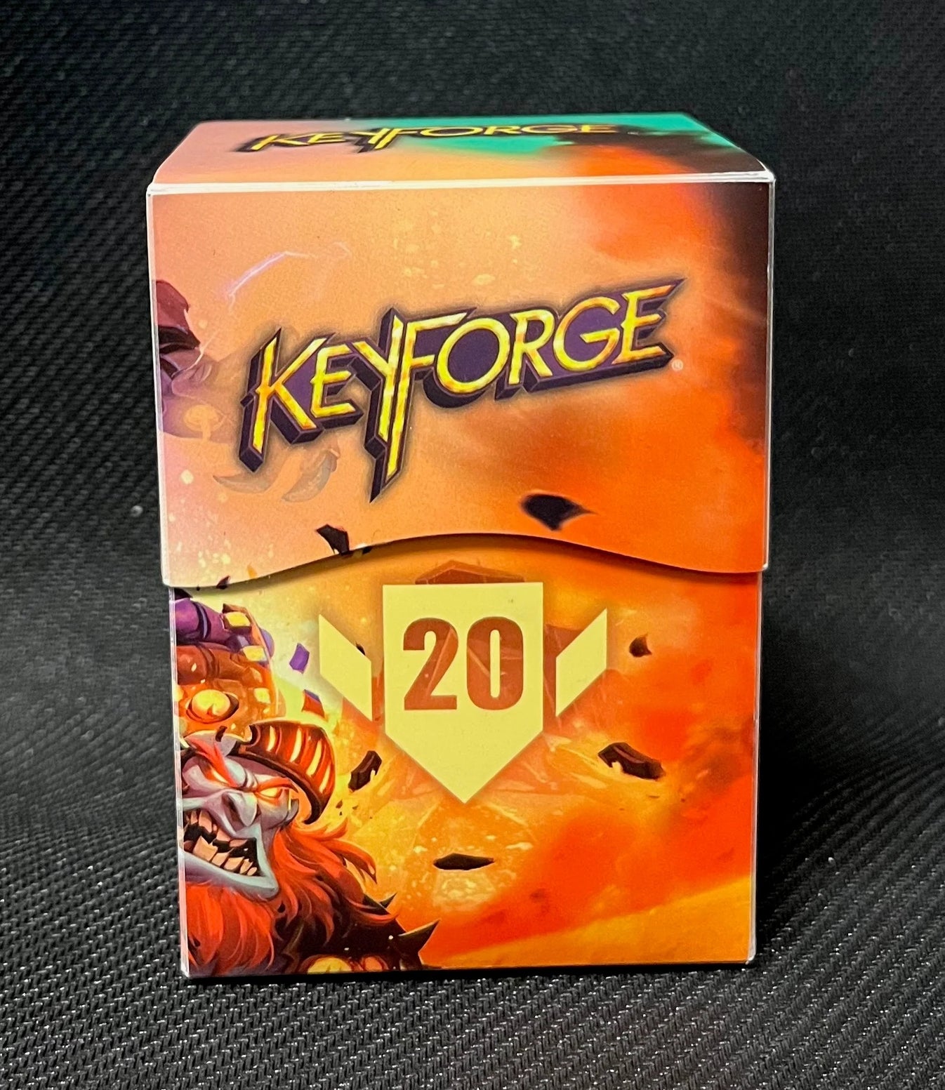 KeyForge Deck Box, Art 2020 – A Jogar É Que A Gente Se Entende